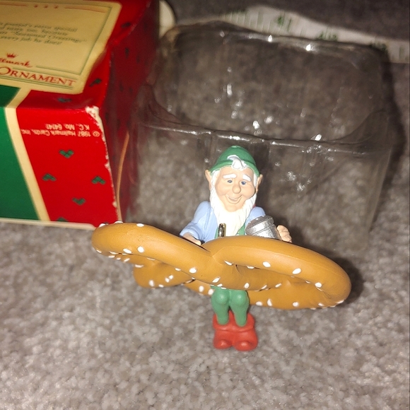 Hallmark | Holiday | Vintage 987 Seasoned Greetings Hallmark Keepsake ...